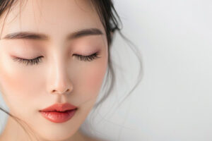 【実際に4ヶ月使用してみた】本当に伸びるまつ毛育毛剤の効果！驚きのビフォーアフターをご紹介｜MEMOTO PRESS